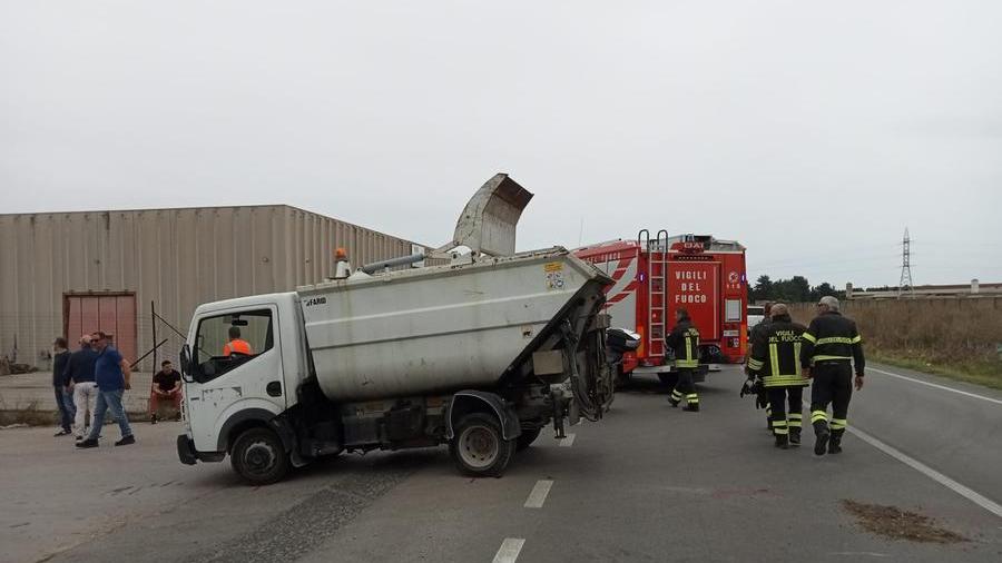 Porto Torres, sbatte con la moto contro un autocarro della nettezza ... Porto Torres, sbatte con la moto contro un autocarro della nettezza ...